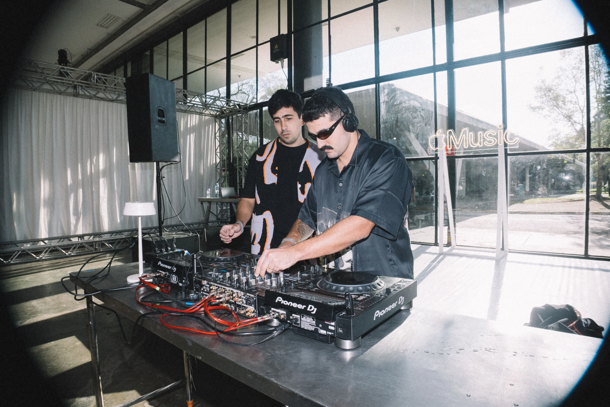 DJs Garupa e Jonny Rock tocam em São Paulo; veja playlist exclusiva ...